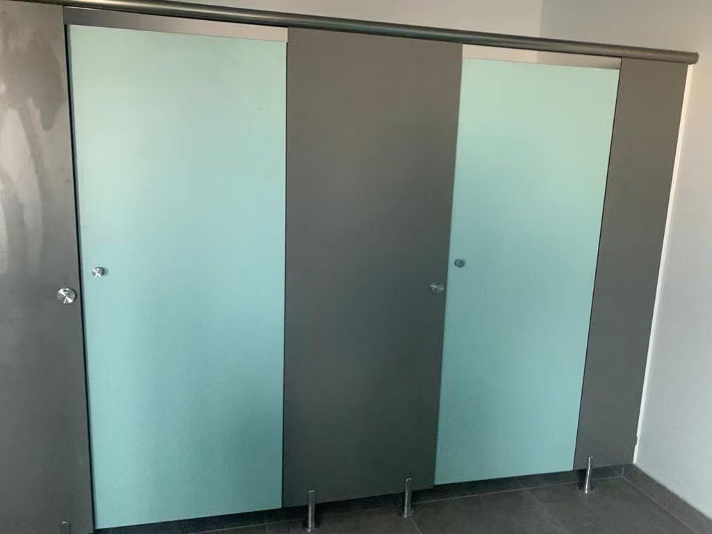 HPL Toilet Cubicle For Convention Centers In Green And Blue Mixed Color ...